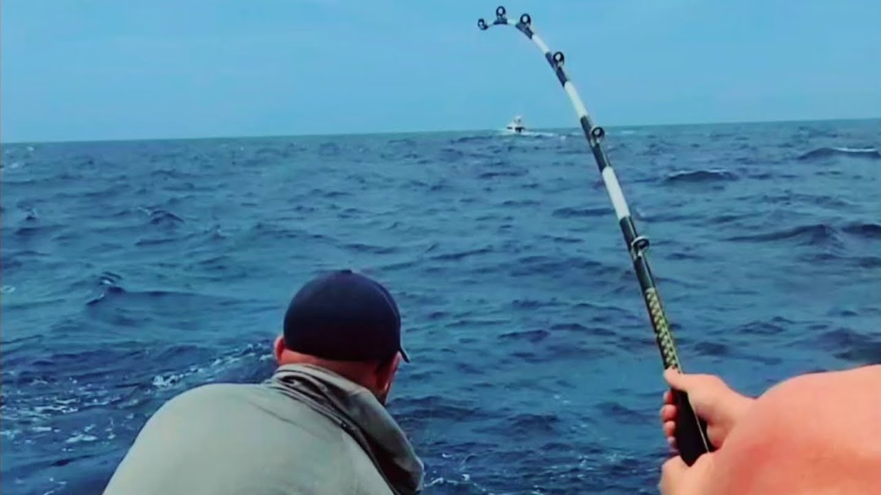DEEP SEA FISHING 50 MI OFF THE COAST 🌊🤘🐟 75 lb BLUEFIN TUNA 30 MINUTE ...