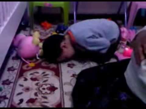 baran keklik nenesi ile namaz kılıyor