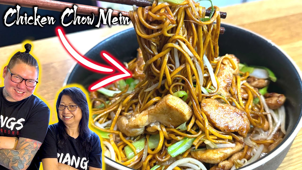 How Chinese Chefs cook CHICKEN CHOW MEIN 🍜 Mum and Son professional ...
