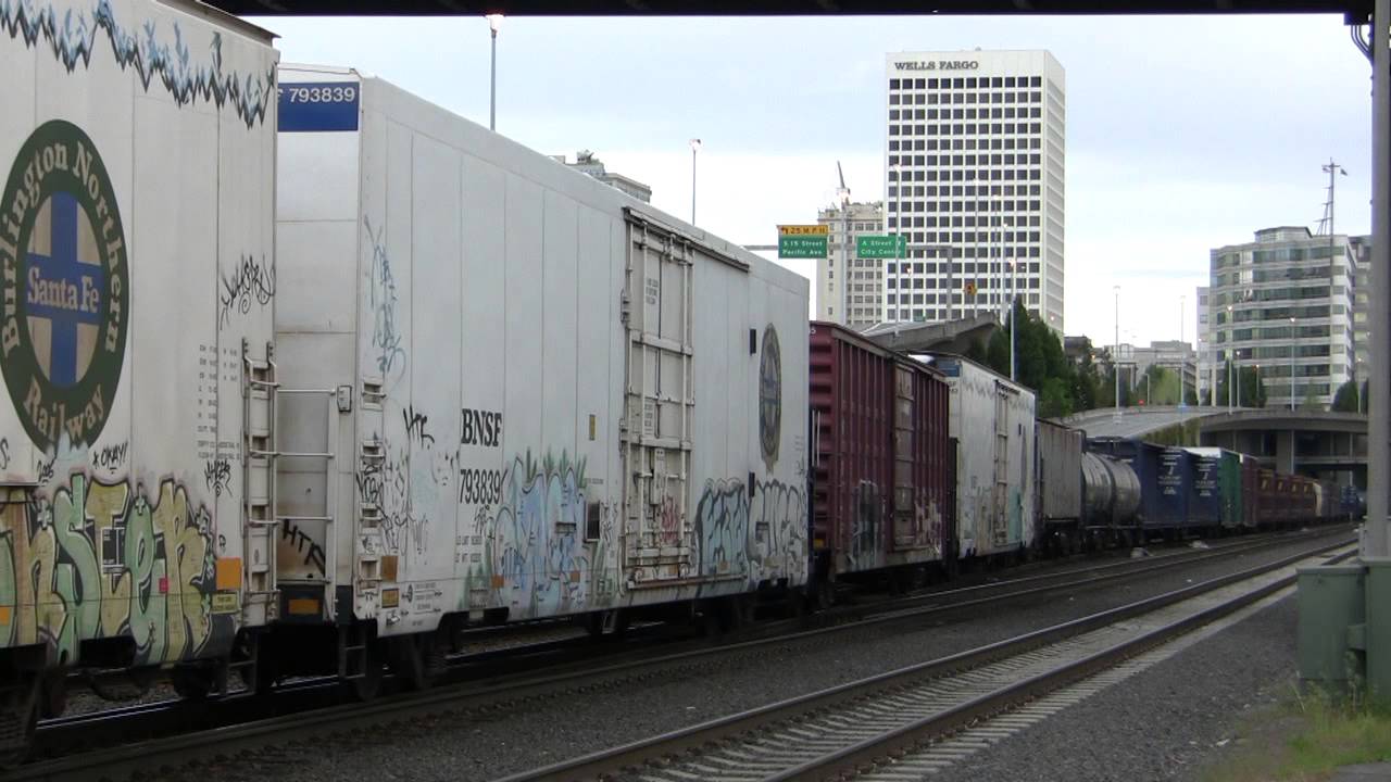 BNSF 6528 With NS 8979 Lead A Mixed Freight @ Tacoma, WA w Canon HF11 ...