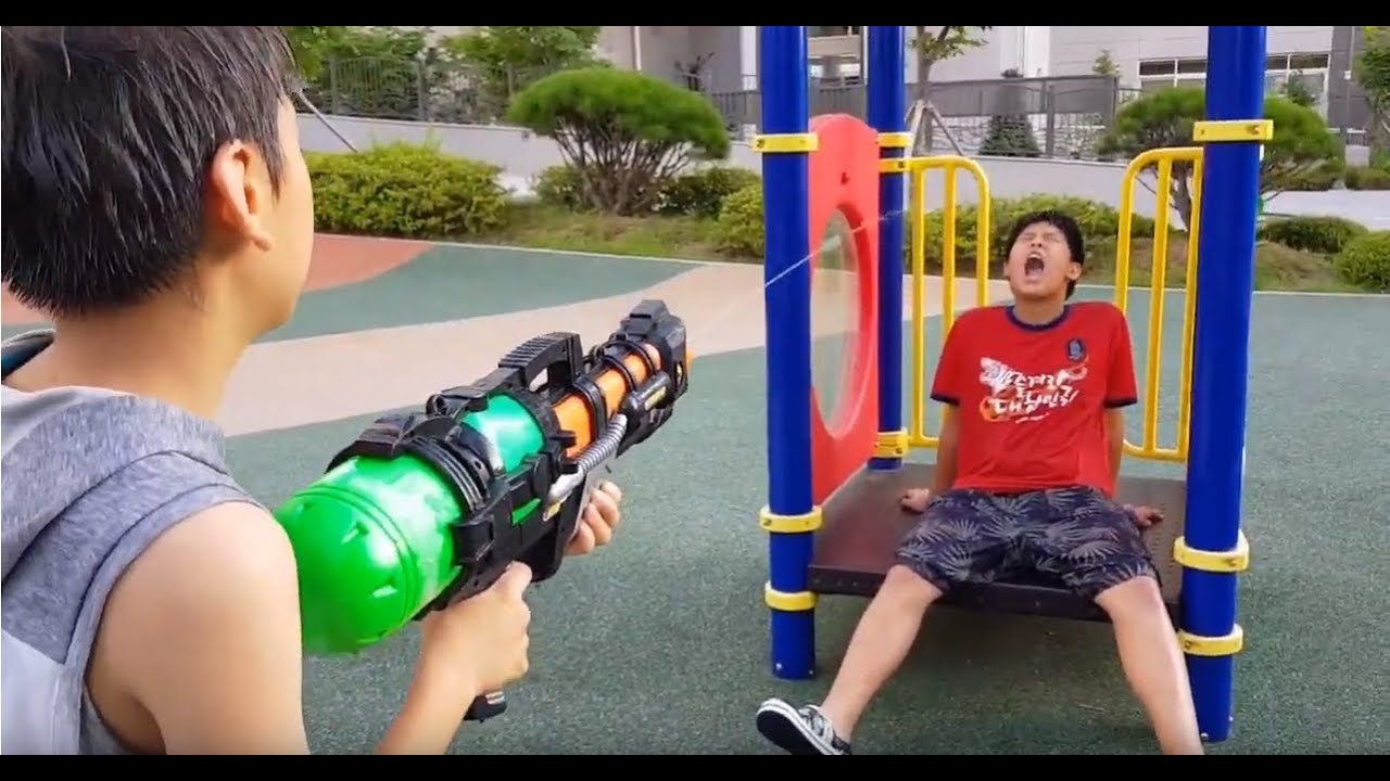 [굿짱TV]공포의 콜라 물 총 대결! 입속에 콜라 물 총을 쐈더니? 내 혀바닥이 ~ A cola water gun battle ...