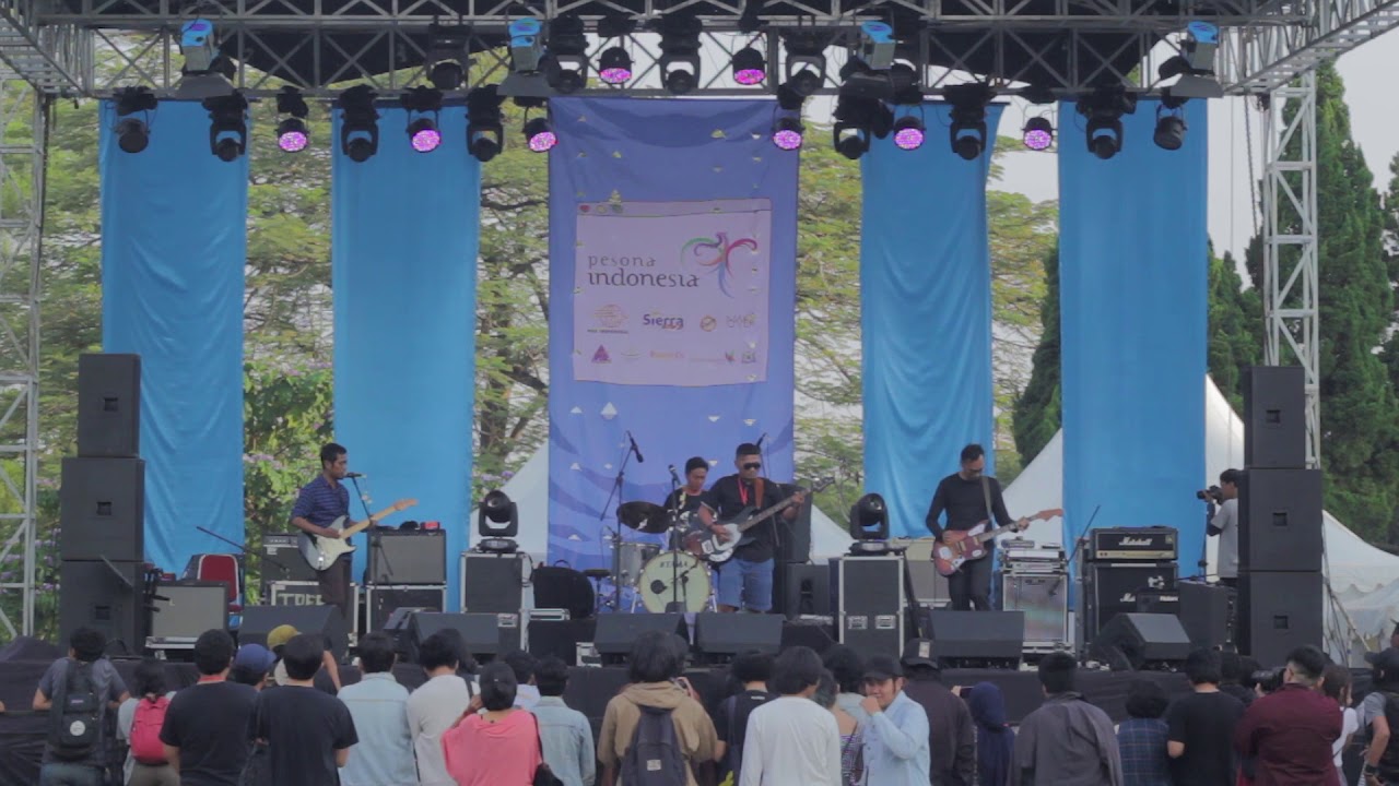 The Sastro - Lari 100 Live at Focal Point Bandung - YouTube