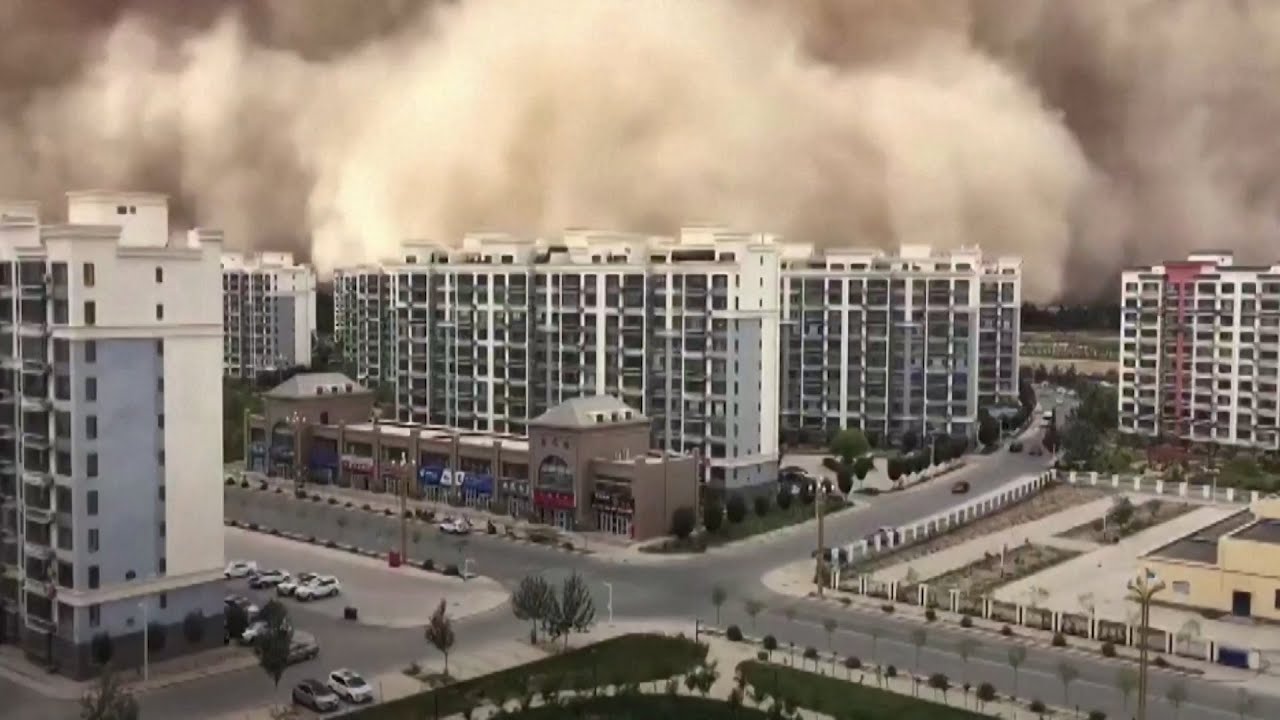 Huge sandstorm engulfs city in China - YouTube