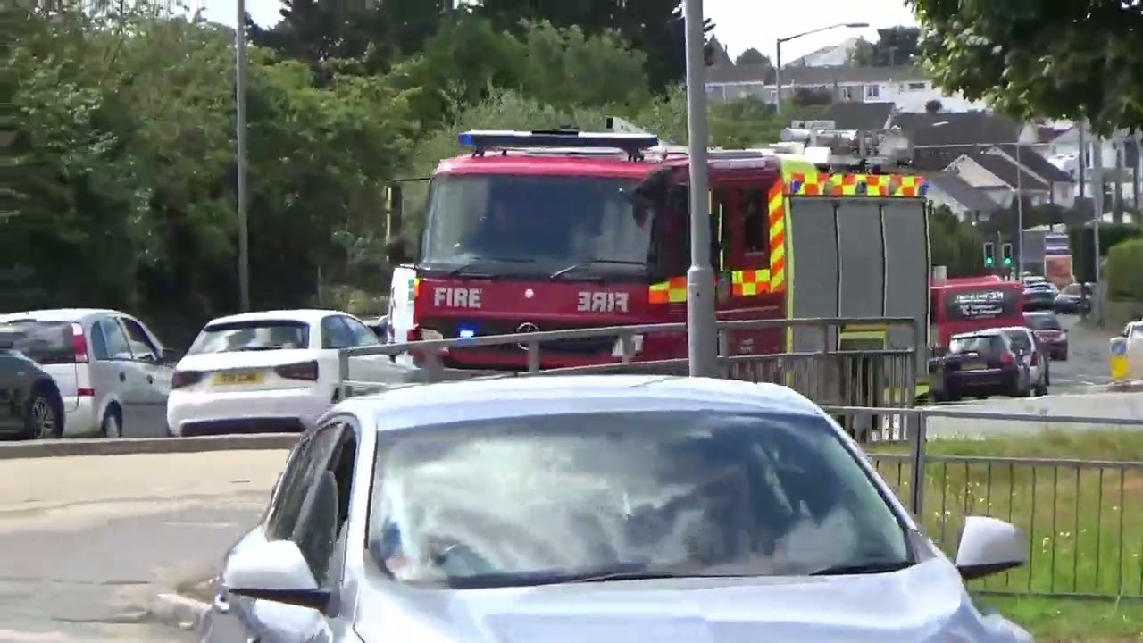 Cornwall FRS Driver Training Mercedes Atego Ex-LFB appliance responding ...