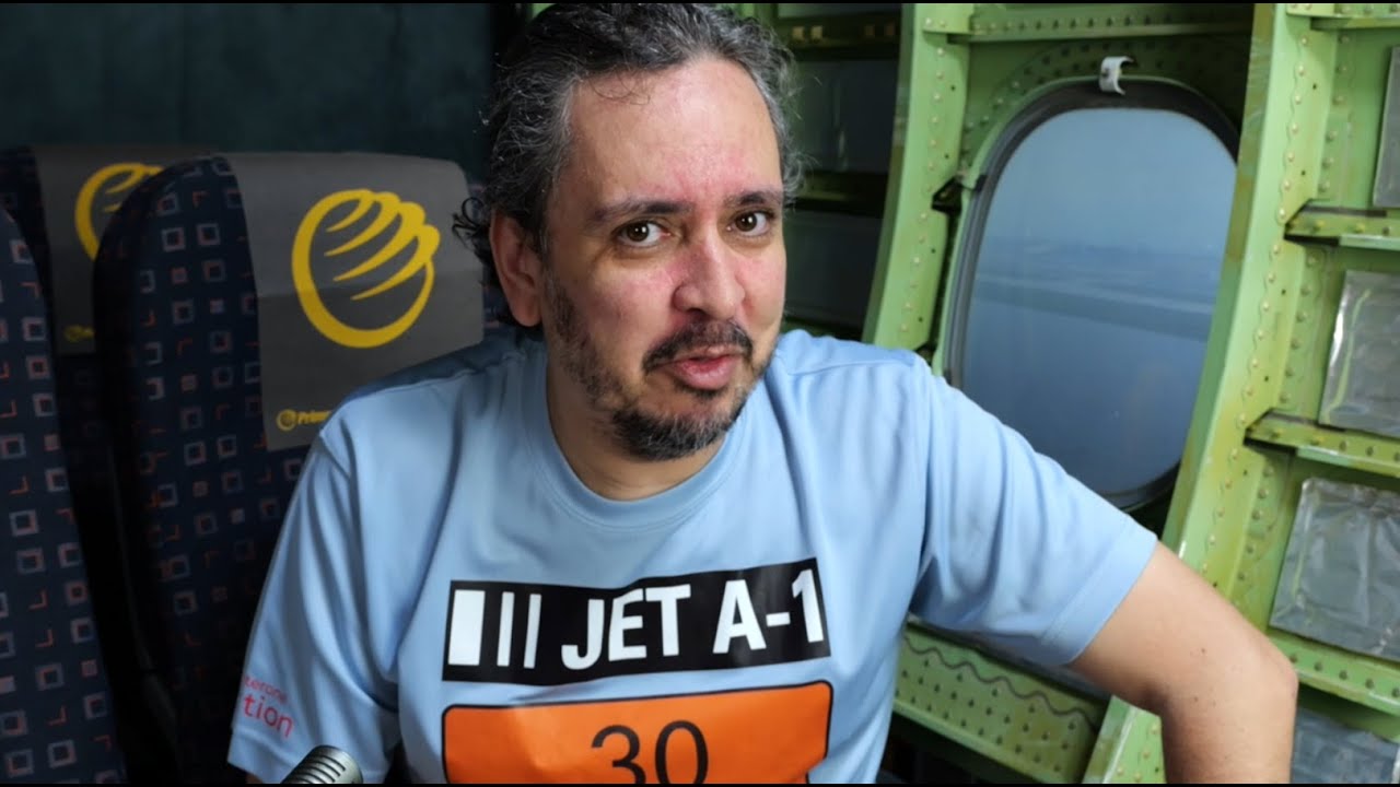 GoAir 811 : Approche LIMITE dans le Brouillard - YouTube