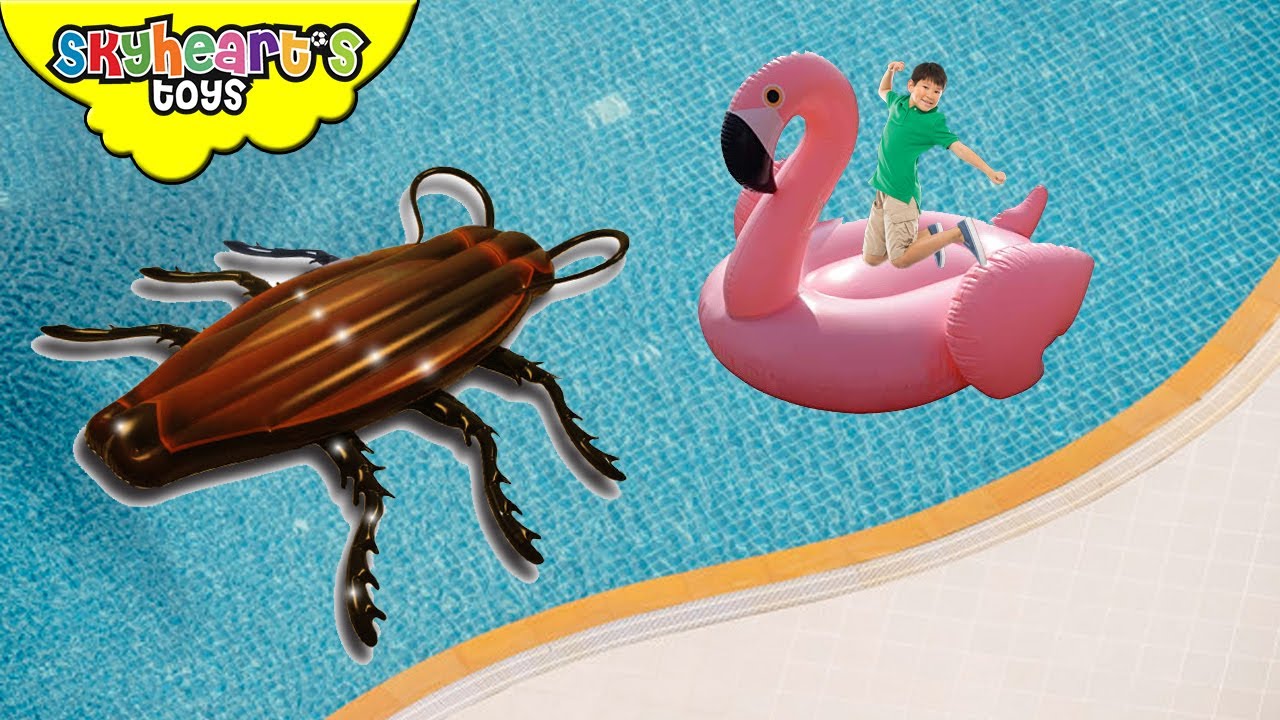 Giant SWAN in the pool vs. Giant Cockroach! "Skyheart Toys" swimming ...