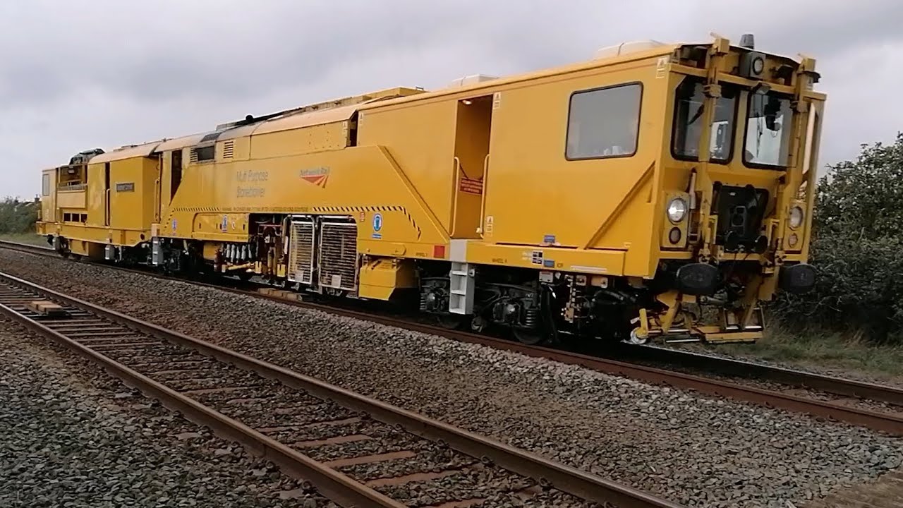 08/11/22 -DR80301 "Stephen Cornish"-Network Rail Stoneblower -Rhyl ...