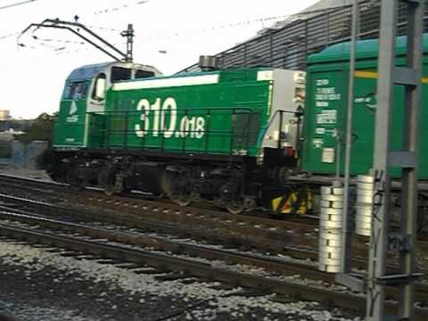 Renfe Adif 310 maniobrando con mercante - YouTube