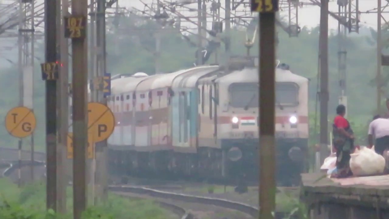 22993 BANDRA-MAHUVA SUPERFAST EXPRESS SKIP PARDI STATION & APPROACHING ...