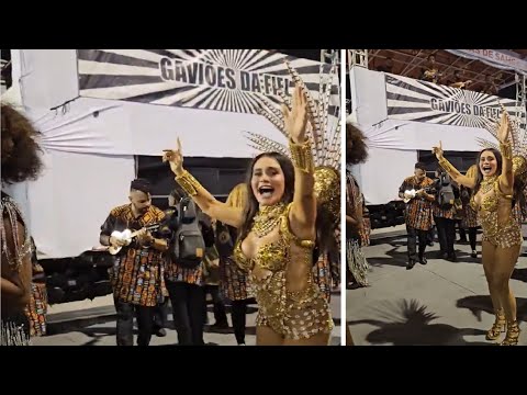 Aos 54 anos, Alessandra Negrini desfilando na Gaviões da Fiel
