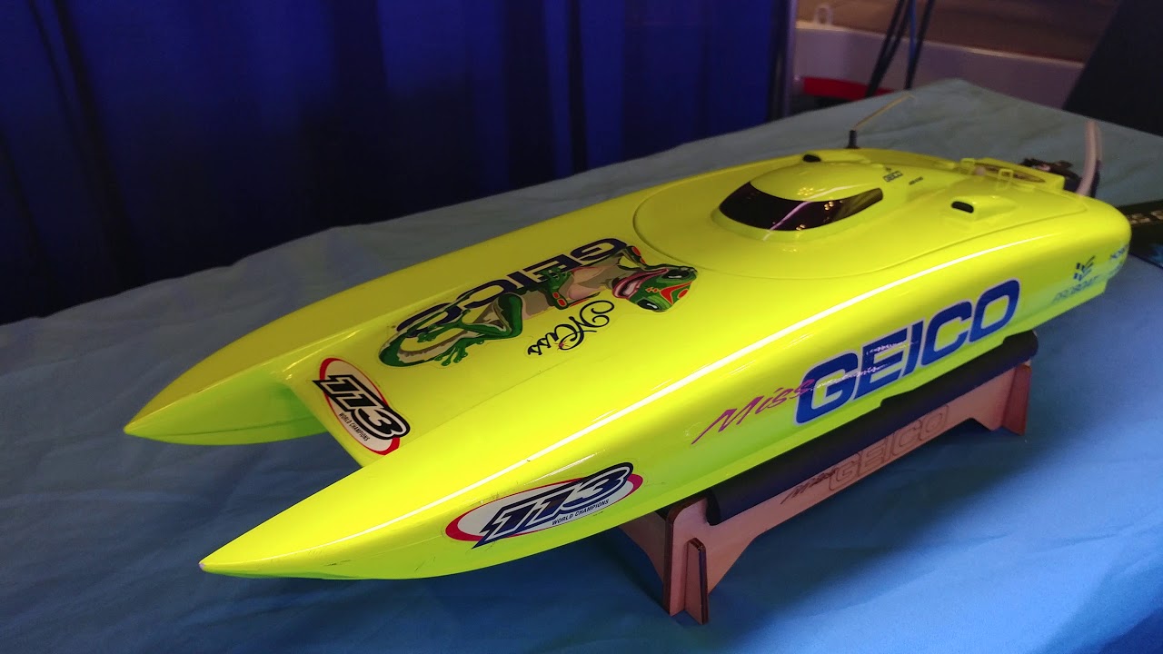 REMOTE CONTROL MISS GEICO 113 SPEED BOAT @ NY BOAT SHOW - YouTube