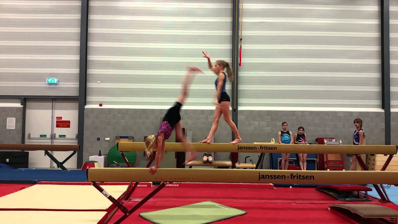 Amber-fe handstand op balk - YouTube