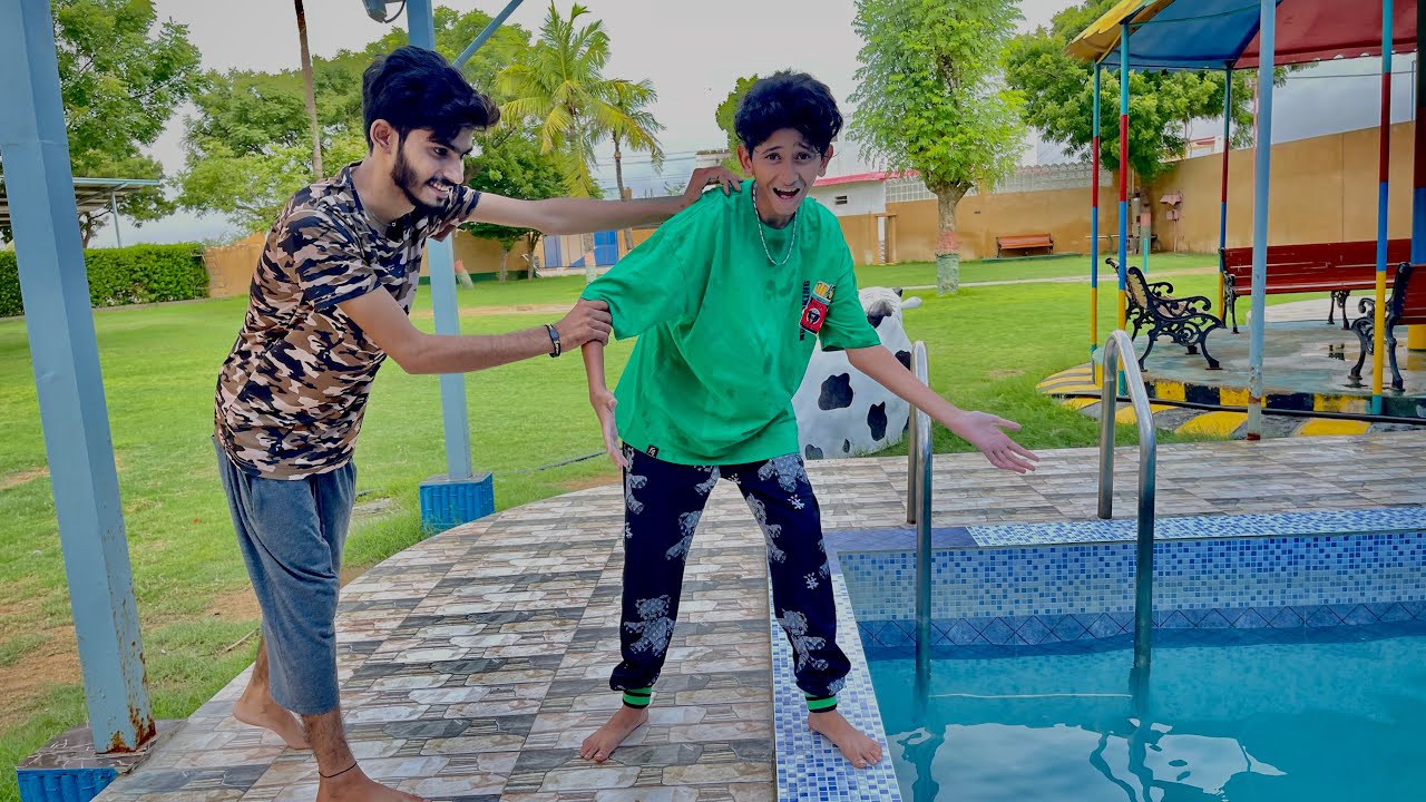 Vampire yt ko swimming pool ma phaink dia 😂 - YouTube