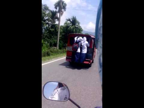 Cewek ABG bergantungan di Angkot pulang sekolah