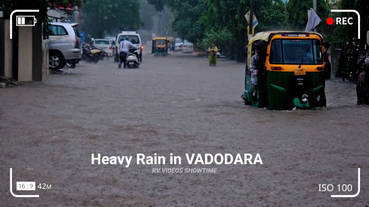 Heavy Rain in VADODARA GUJARAT, भारी बाढ़ की वजह से सड़कें बनी नदिया ...
