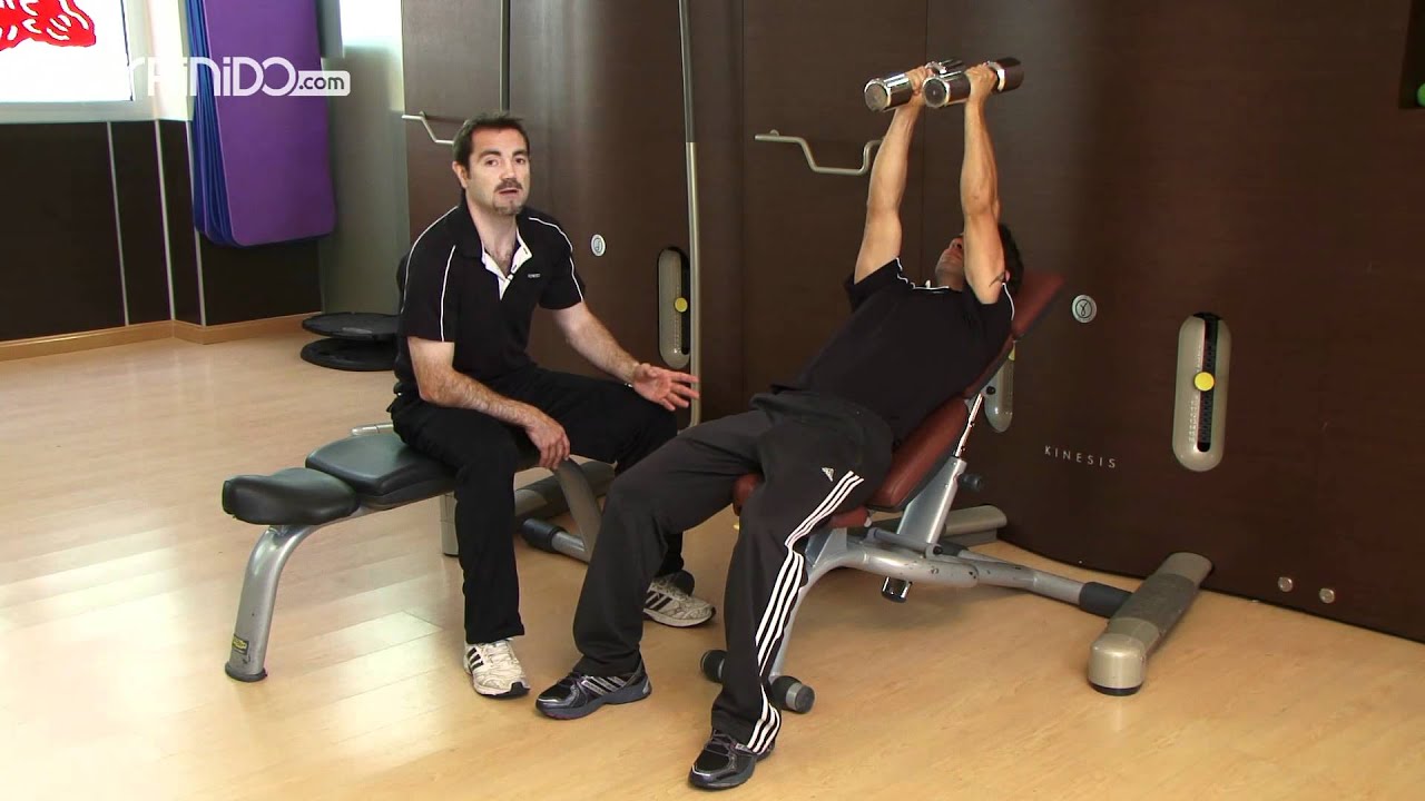 Aperturas con mancuernas en banco inclinado - YouTube