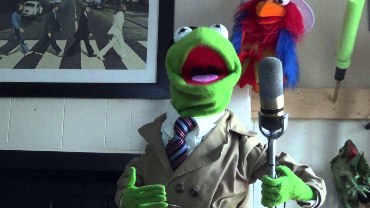 KERMIT REPORTS cop gives guy a ride to work, buys him a bike - YouTube