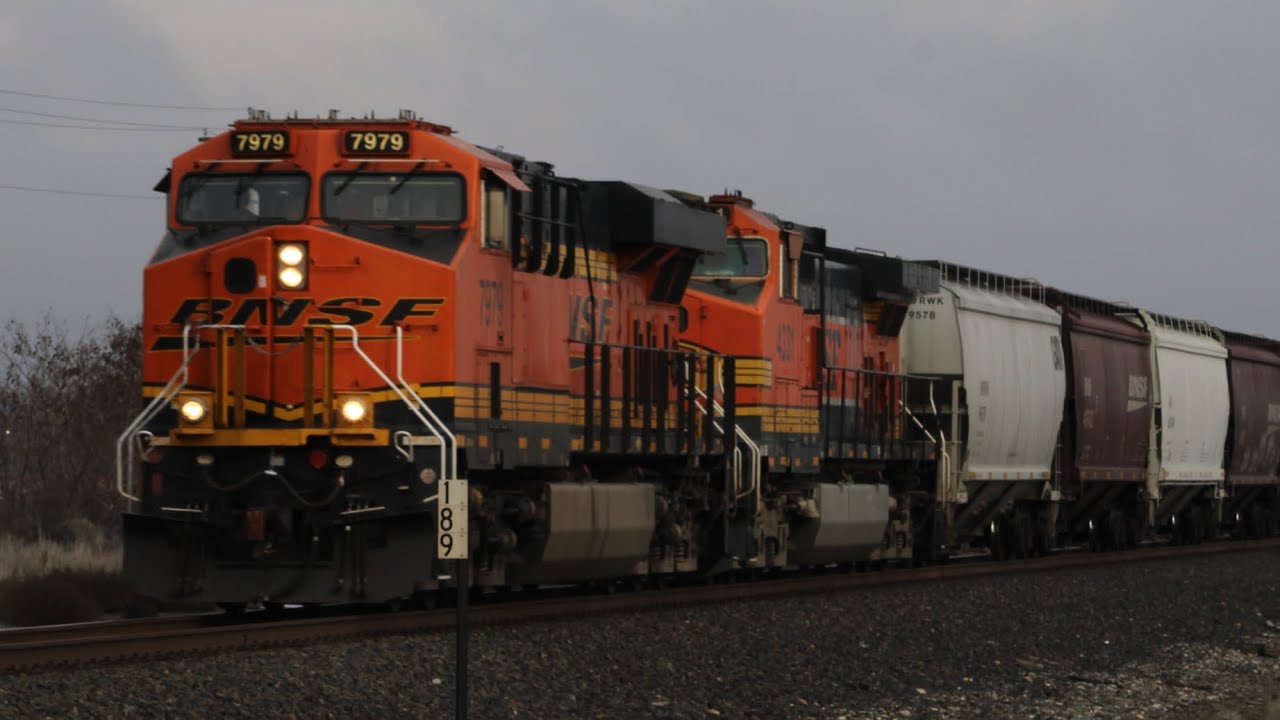 BNSF 7979 Leads a 50 MPH Grain Train through Plymouth, WA with BNSF ...