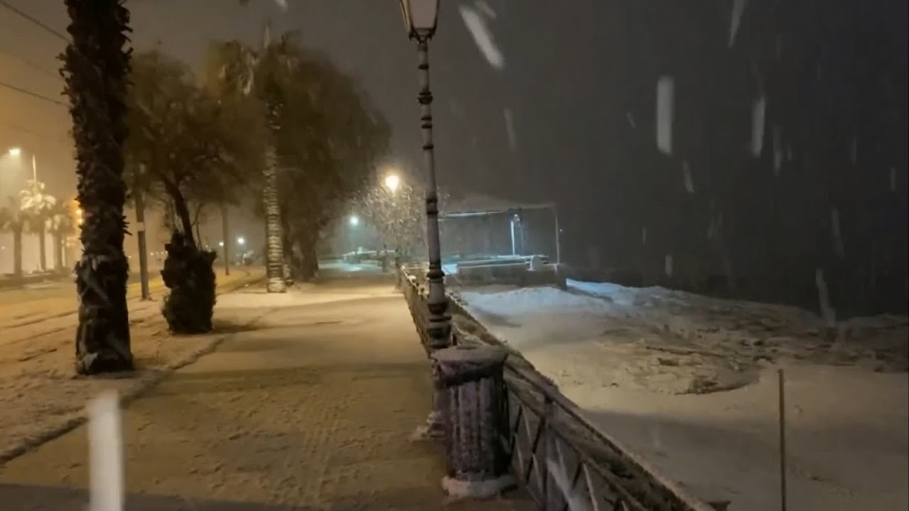 Δείτε πως έγινε από το χιόνι η παραλία στο Παλαιό Φάληρο - YouTube