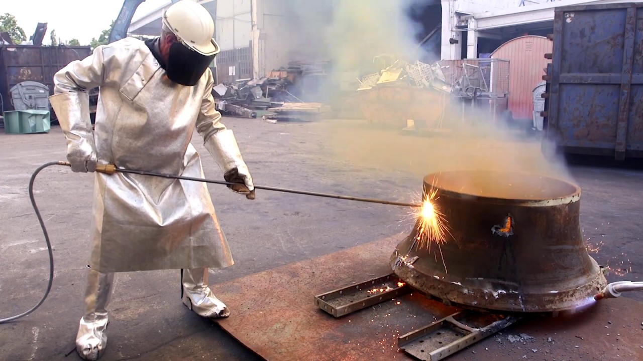 Hole-piercing with Oxygen Lance | Lochstechen mit Sauerstofflanze - YouTube