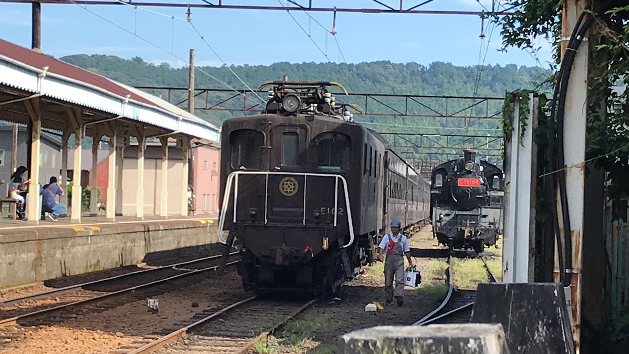 大井川鐵道新金谷駅付近に停車中の、E10形E102電気機関車と蒸気機関車C12形C12164のSL、ナロ802！元東京急行電鉄2両編成7200系7204、7305編成が、新金谷駅2番線に到着 ...