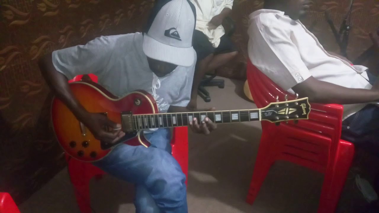 Wimbo wa Gift mwamba wa Uvumilivu hapo ulikuwa ukiingizwa gitaa jionee ...