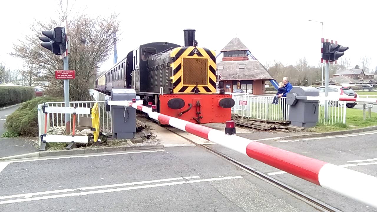 Preston Docks Level Crossing - Lancashire (15/4/18) 2 - YouTube