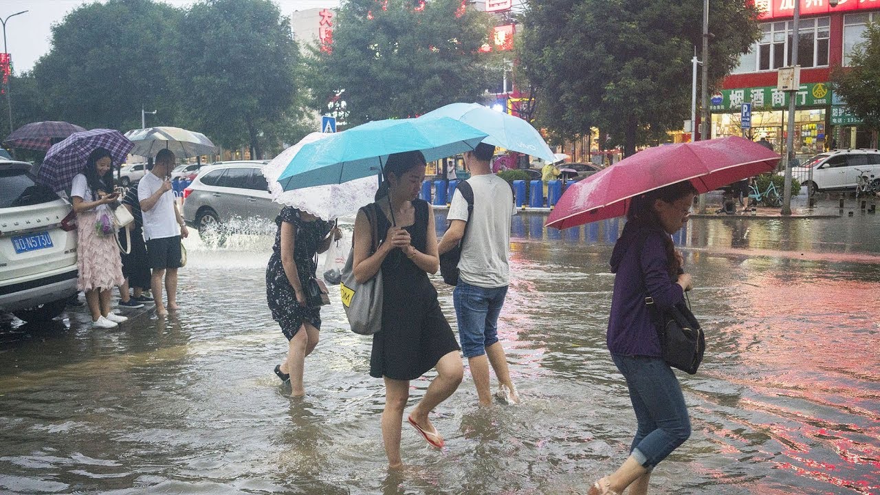 Heavy rainstorms drench Chinese capital, Beijing - YouTube