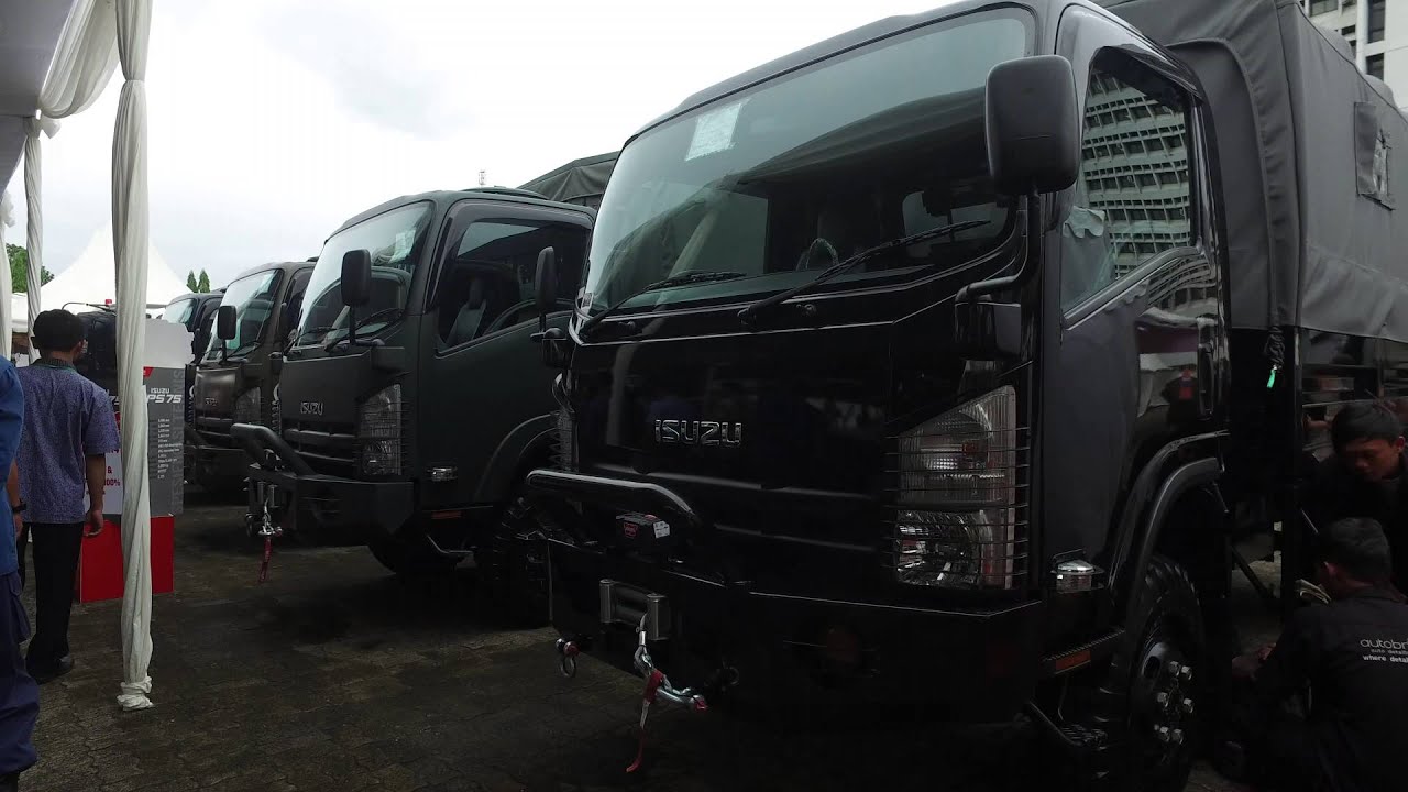 Isuzu NPS 75 4x4 versi militer saat Pameran Alutsista di Mabes TNI ...