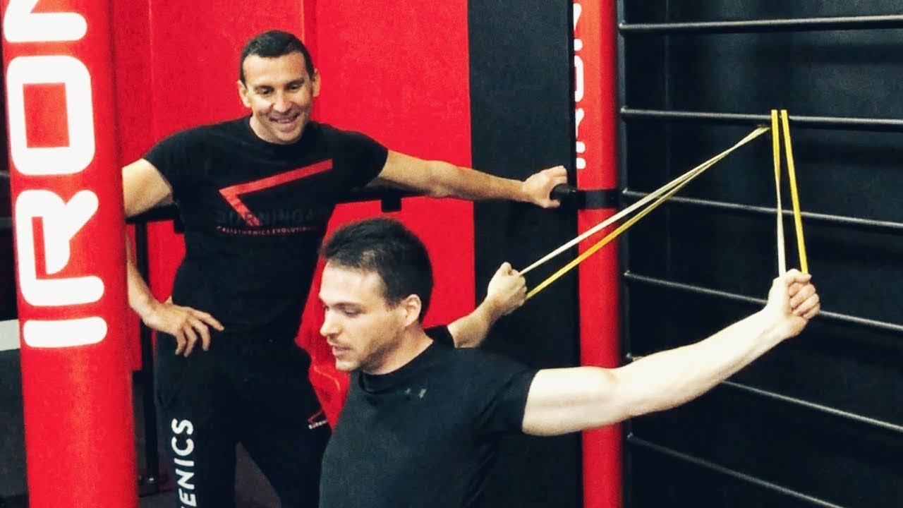 2 ESERCIZI PER APRIRE LE SPALLE IN MODO OTTIMALE da eseguire con ...