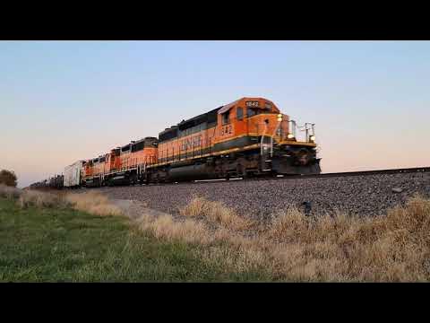 H1 SD40-2 BNSF 1842 Leads M-GALGAL - YouTube
