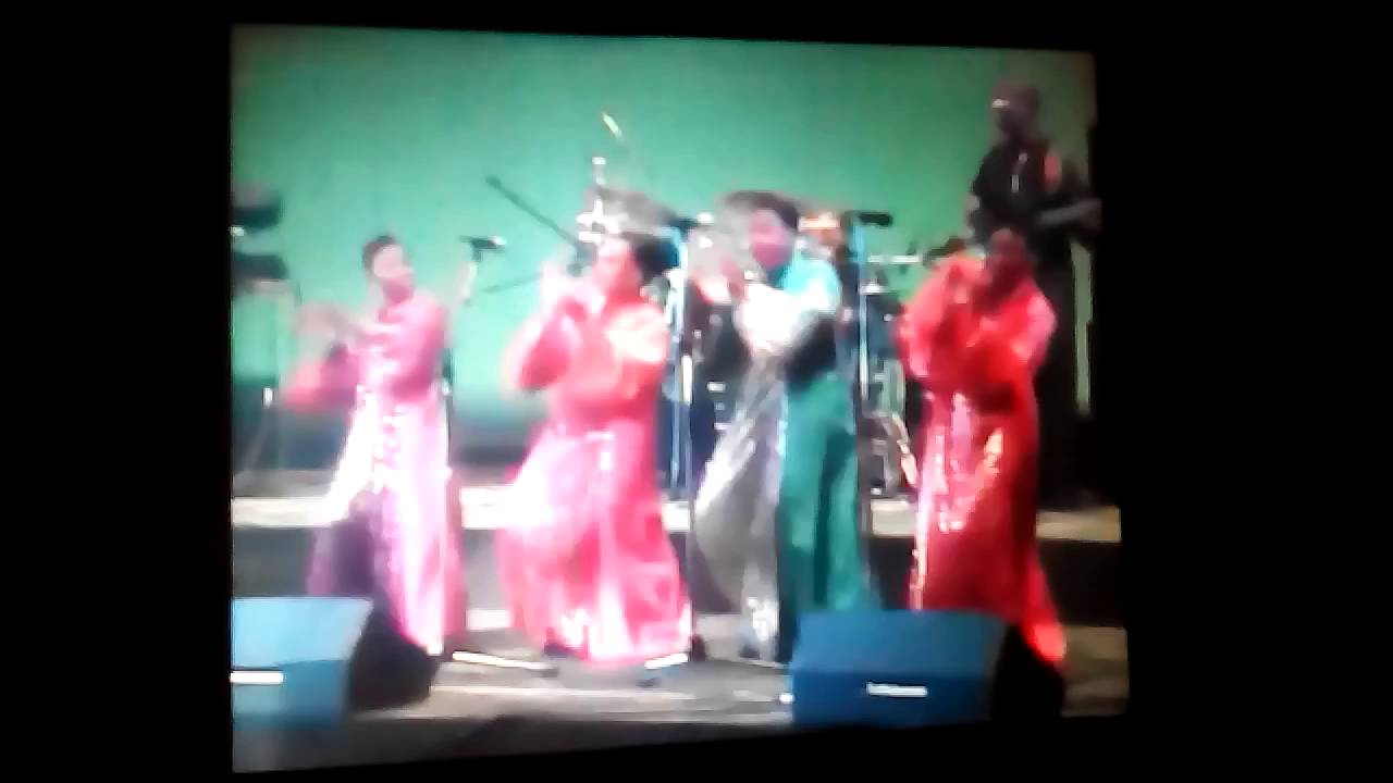 Vuyo Mokoena - Lefatshe La Dikhutsanyane Live - YouTube