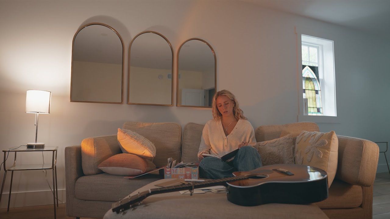 Avery Anna - girl next door (visualizer) - YouTube