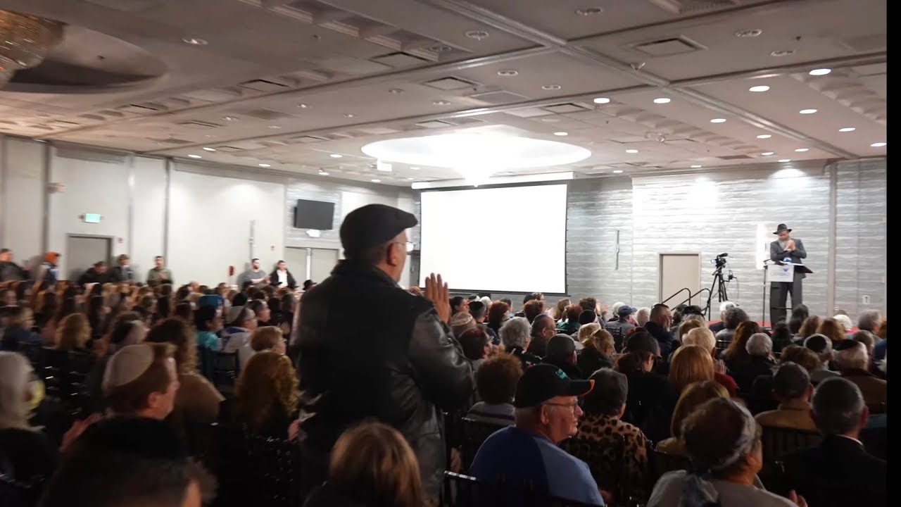 Chicago Jews Gather to Pray for the Families of Israel - YouTube