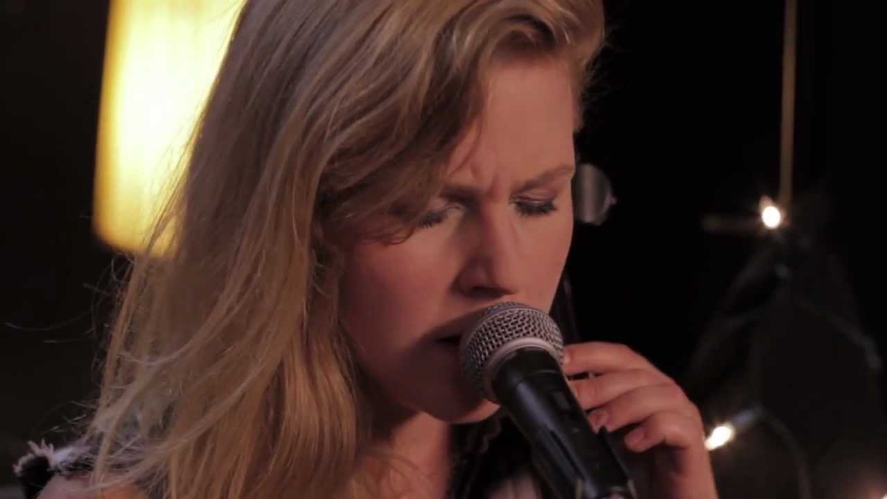 Linnea Olsson - Guilt (Live @ Lowlands 2012) - YouTube