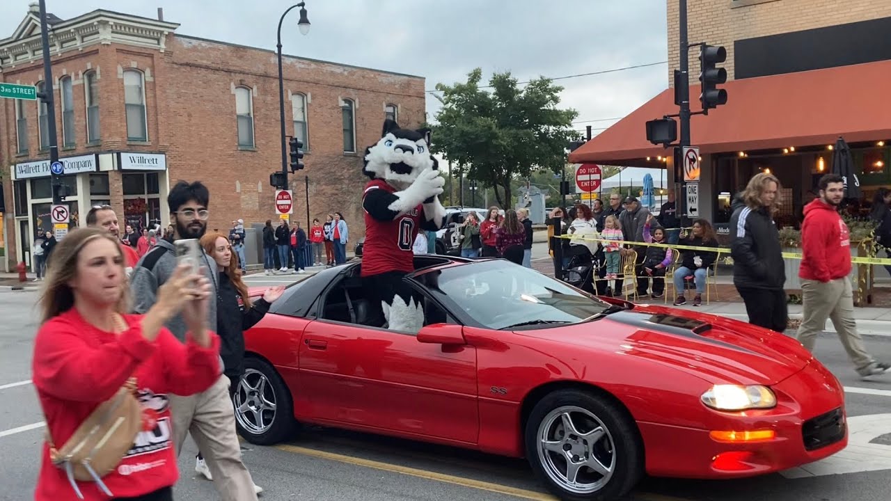 March of the Huskies 2023 | NIU Homecoming Parade - YouTube