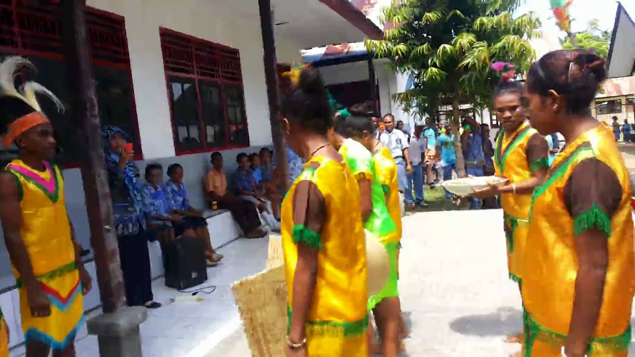 Upacara adat Papua-Yapen-smapgriserui -praktek Tari penyambutan pejabat ...