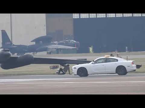 U-2 Dragon Lady Spy plane. Fantastic landing, unbelievable skill.