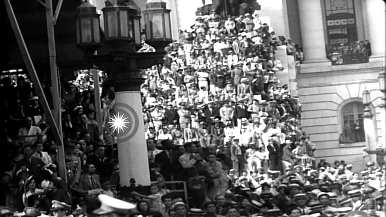 Huge crowd watches Independence Day parade in Havana Cuba. Army chief ...
