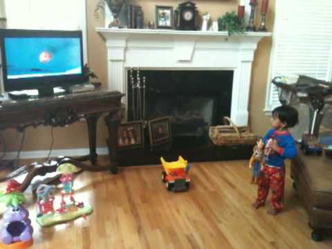 2 yr old Screams at scuba diver kidnapping Nemo. "Uh Oh" - YouTube