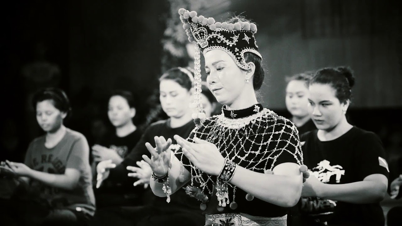 Mak Yong (Kelantan) - YouTube