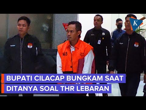 Momen Bupati Cilacap Pakai Rompi Oranye KPK