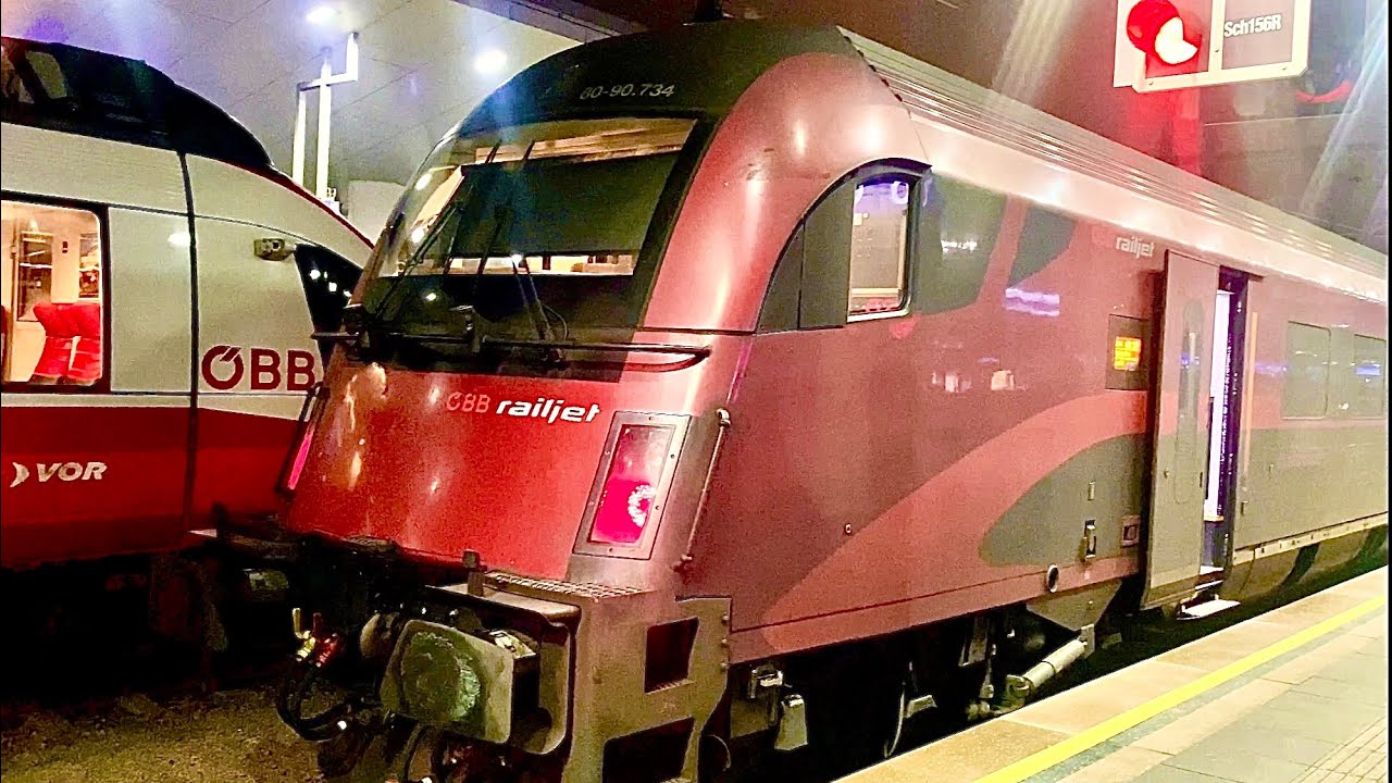 Closing doors at the Vienna main station. How many do you count? #train #railway #oebb #railjet ...