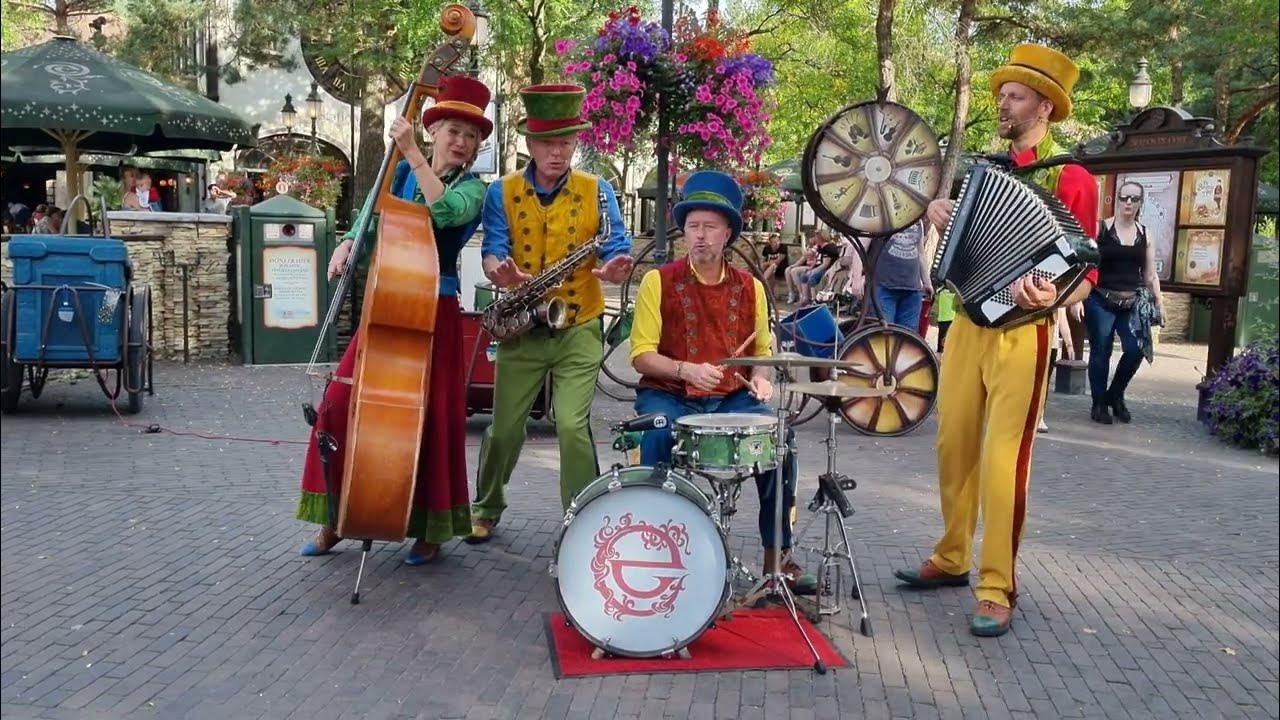 efteling muzikanten dancing in the streek 4k @ efteling 4-9-22 - YouTube