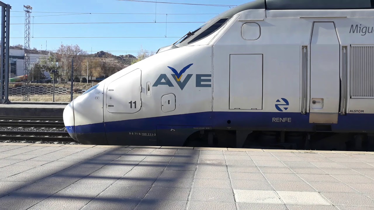 AVE S100-011 (25 aniversario) Sevilla-Madrid llegando a Puertollano ...