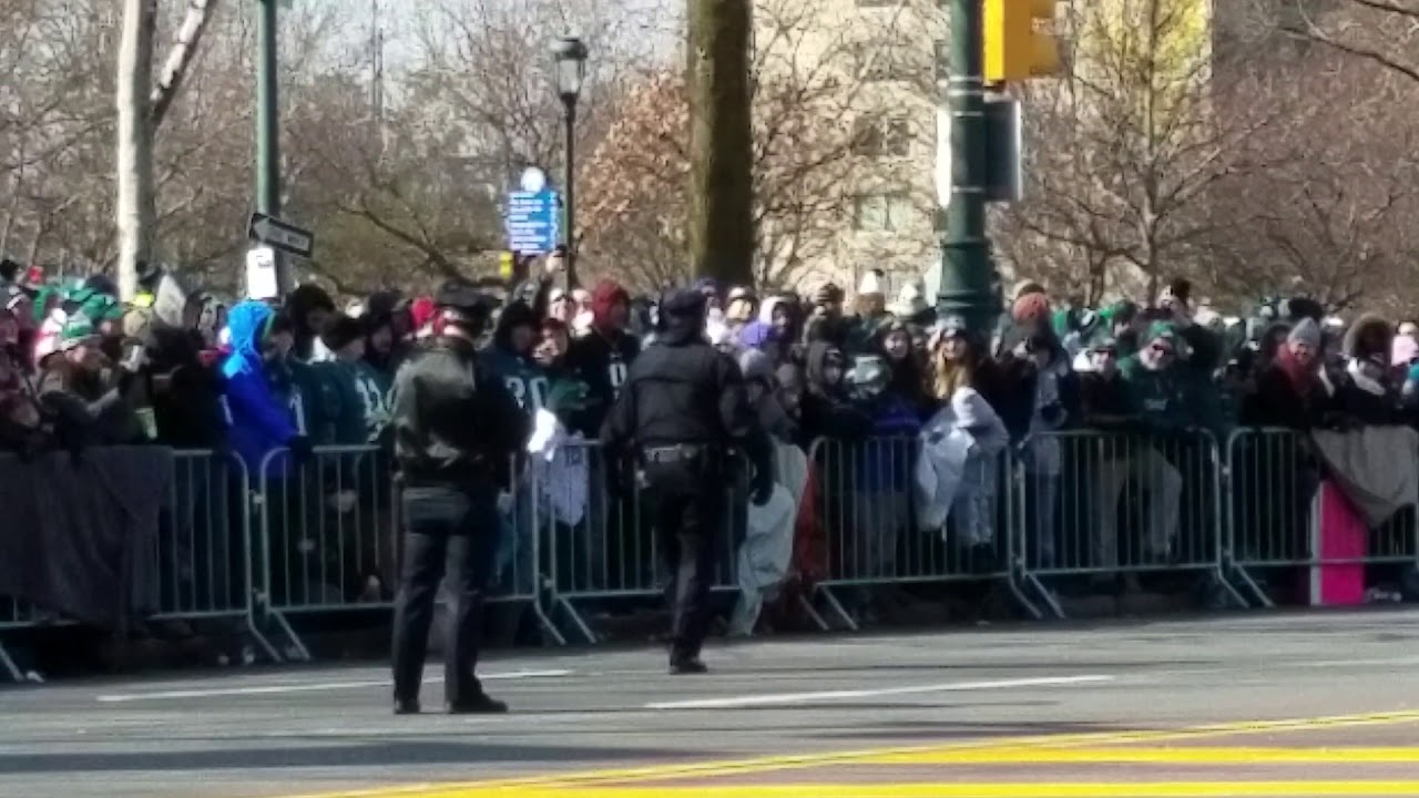 PHILLY COP Lip Syncs for the EAGLES PARADE Crowd - YouTube