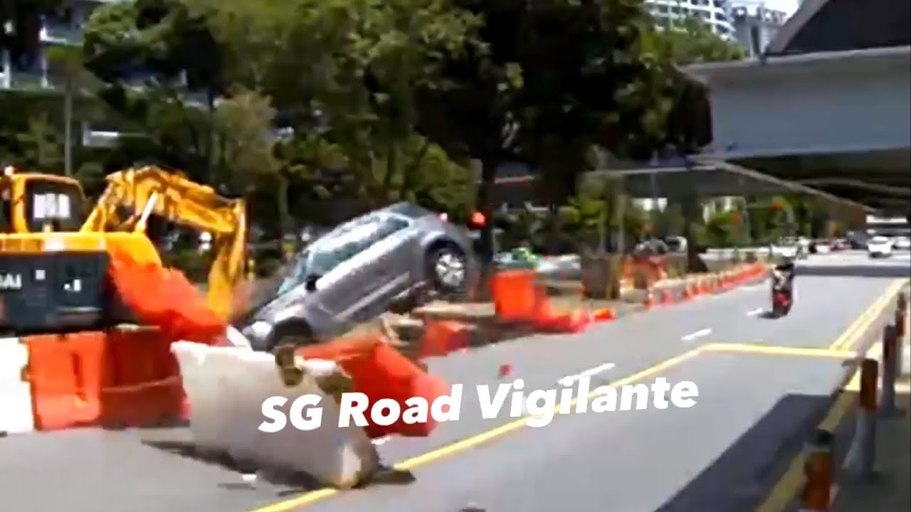27oct2022 phv #SKX1843X citroen c4 lost control crash into barrier into ...