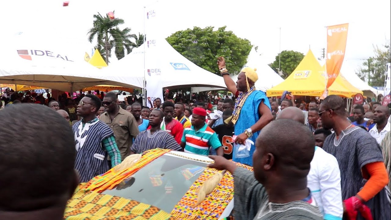 Ghanaian chief rides "convertible palanquin" at 2017 Asafotufiami - YouTube