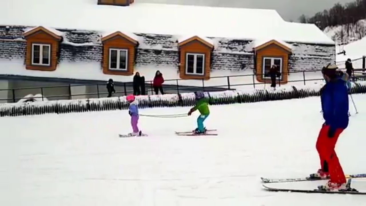 6-yr-old teaches 3-yr-old to ski with Slope Ropes - YouTube