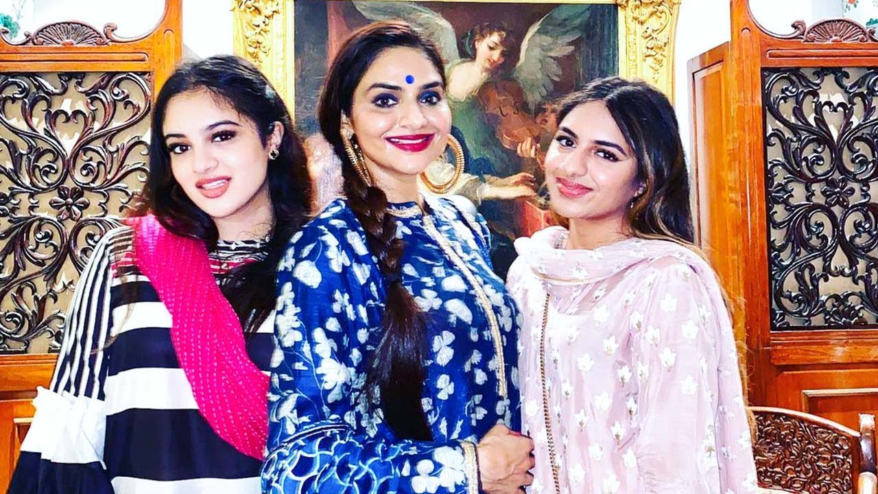 Madhoo Shah With Her Daughters, Husband, Father, Mother, brother ...